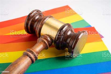 무지개 깃발에 판사 변호사에 대한 망치 Lgbt 자부심달의 상징은 게이 레즈비언 양성애자 트랜스 젠더 인권의 6 월 사회에서 매년 축하합니다 0명에 대한 스톡 사진 및 기타