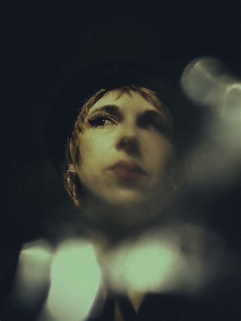 검은 배경에 여자 얼굴 사진 Unsplash의 무료 초상 이미지