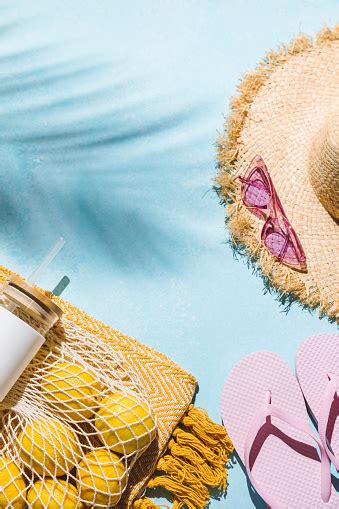 여름 플랫은 밀짚 모자 선글라스 해변 액세서리가 야자수 잎 그림자 태양 햇빛이 있는 파란색 배경에 놓여 있습니다 휴가 휴일 여름 창조적 인 개념 복사 공간 배너 선글라스에