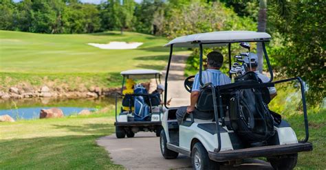아시아 사람들의 그룹 사업가와 수석 Ceo는 골프 컨트리 클럽에서 함께 야외 활동 라이프 스타일 스포츠 골프를 즐깁니다 여름 화창한 날에 골프 코스에서 골프 카트를