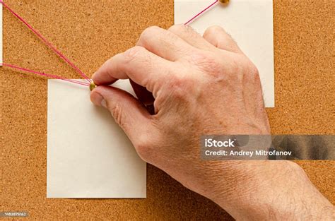 빈 종이 노트는 코르크 보드에 고정되어 있습니다 탐정 조사의 개념 공간을 복사합니다 Criminal Investigation에 대한 스톡 사진 및 기타 이미지