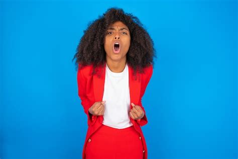 Alegre Emocionada Afortunada Jovencita Animando Celebrando El Xito Gritando S Con Los Pu Os