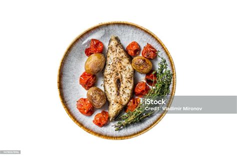 접시에 토마토와 감자를 곁들인 구운 넙치 생선 스테이크 흰색 배경에 격리 0명에 대한 스톡 사진 및 기타 이미지 0명 고명