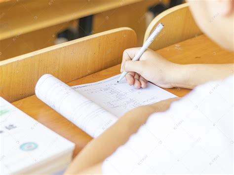 学生学习写作业白天书本教室学习摄影图配图高清摄影大图 千库网