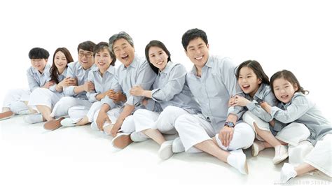 대가족 그레이컨셉 가족사진 갤러리 레인보우 스튜디오