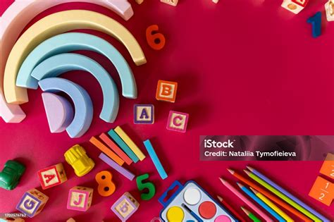 빨간 종이에 나무 아이 장난감 교육용 장난감 블록 피라미드 연필 숫자 유치원 유치원 또는 탁아소용 장난감 텍스트를 위한 공간을 복사합니다 평면도 0명에 대한 스톡 사진 및