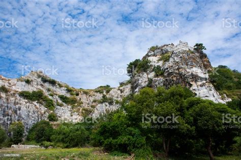 전망 풍경 범위는 태국 랏차 부리에서 휴식을 취하기 위해 태국 사람들과 외국인 여행자를위한 구름 푸른 하늘이있는 탐 카오 응우 돌 바위 공원의 작은 석회암 산의 시리즈입니다