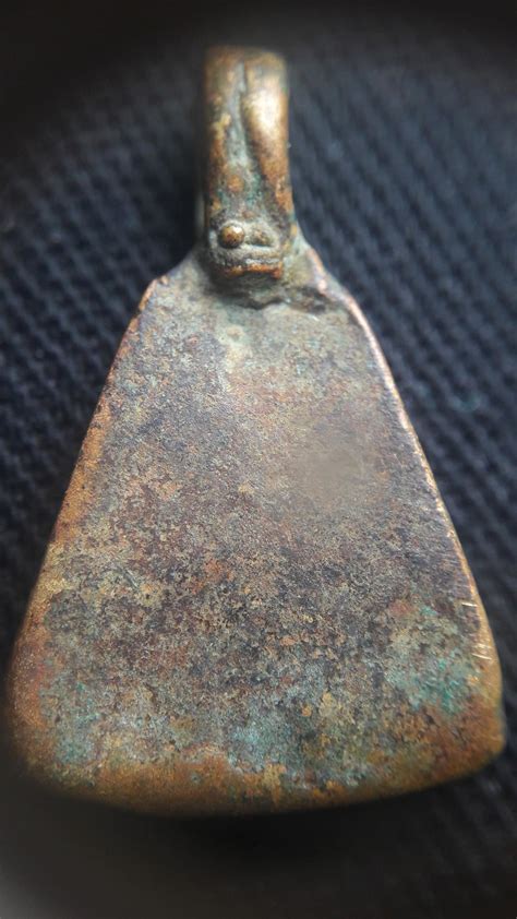 พระเครื่อง เปิดวัดใจ เหรียญหล่อจอบเล็กเท้ากระดก