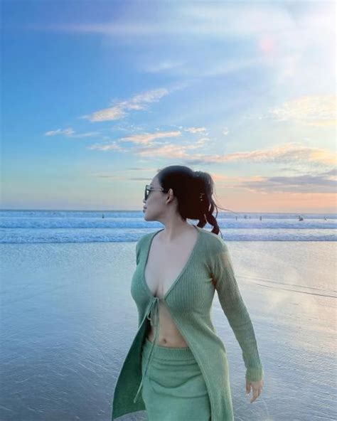 Potret Rachel Vennya Tak Pakai Bra di Pantai Bikin Netizen Salfok ...