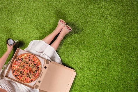 잔디에 정원에서 피크닉 상자에 피자와 와인 한 잔흰색 여름 드레스에 젊은 여자에 공중 보기 건강에 좋지 않은 음식에 대한 스톡 사진 및 기타 이미지 Istock