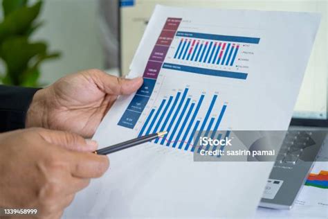 현대 사무실 재무 및 비즈니스 개념에서 차트 그래프 및 계산기로 재무 보고서 프로젝트 회계를 작업하고 분석하는 아시아 회계사 경제에 대한 스톡 사진 및 기타 이미지 Istock