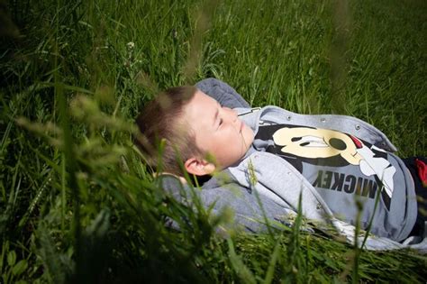 Un niño feliz tirado en la hierba Foto Premium