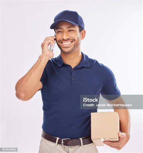 전화 배달원 및 택배는 모바일 대화에서 전자 상거래로 패키지를 배달하게되어 기쁩니다 배송 흥분 및 직원 또는 의사 소통을 위해