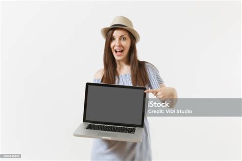 여자 젊은 현대 노트북 Pc 컴퓨터 빈 블랙 빈 화면을 들고를 흰색 배경에 고립 된 공간을 복사 사람들이 프리랜서 비즈니스 라이프 스타일 온라인 쇼핑 개념 모바일