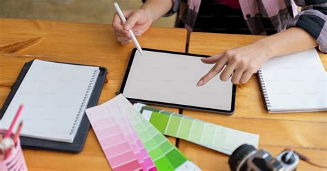 디지털 태블릿 소모품 및 카메라로 작업하는 젊은 여성 디자이너의 상위 뷰 클리핑 경로 사진 Unsplash의 태국 이미지