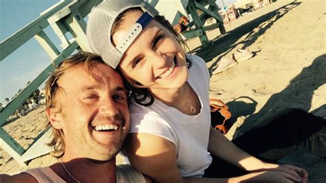 Seltenes Selfie Emma Watson teilt süßes Pic mit Tom Felton Promiflash de
