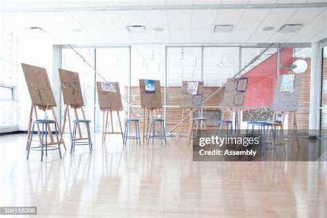 Art Class Easel Photos And Premium High Res Pictures Getty Images