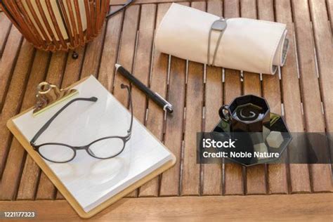 검은 커피 컵 안경에 에스프레소가있는 나무 책상 나무 노트북과 재활용 종이 분홍색 여성 용 키트 및 꼰 고리버들 램프가있는 친환경 책상 0명에 대한 스톡 사진 및 기타