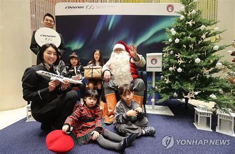 핀란드 공식 산타클로스와 함께 연합뉴스