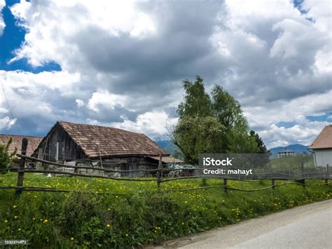 녹색 필드와 극적인 면도날 날카로 한 흐린 하늘과 따뜻한 태양 광선을 가진 아름다운 봄 풍경 0명에 대한 스톡 사진 및 기타 이미지 Istock