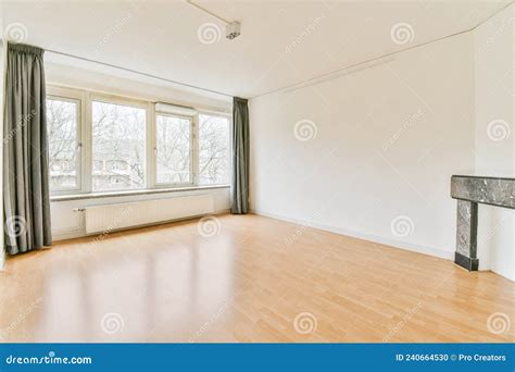 Sala Luminosa Y Bonita Con Grandes Ventanales Foto De Archivo Imagen