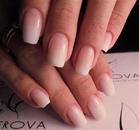 На длинных ногтях квадратной формы предпочтительнее смотрятся светлые нежные оттенки нюдовые