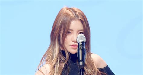 브레이브 걸스 유정 어깨 드러낸 초밀착 미니 원피스[포토]