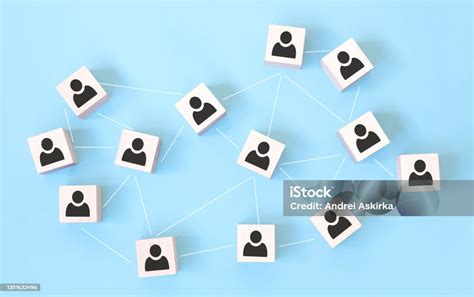 조직 구조 소셜 네트워크 및 팀워크 개념에 대한 연결 네트워크를 연결하는 나무 큐브 블록 인쇄 화면 사람 아이콘 산업에 대한