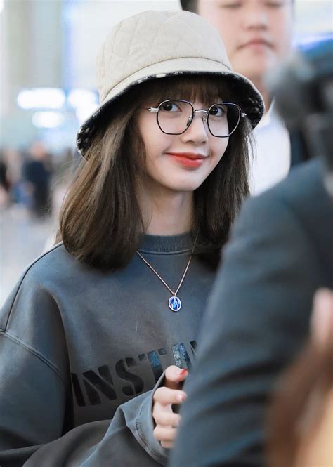 Ảnh Lisa đeo kính Nổi bật hơn với phong cách mới Nhấp để xem