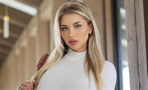 Ex Kiekkoilija Mikayla Demaiter Liian Pienissä Shortseissa Video