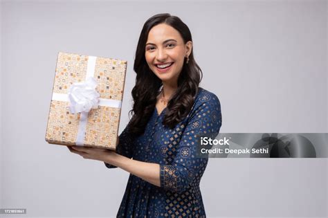 하얀 배경에 고립된 디왈리 축제를 축하하는 선물 상자를 들고 전통 의상을 입은 아름다운 인도 여성 스톡 사진 선물에 대한 스톡