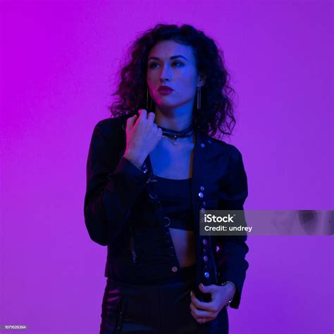 가죽 자 켓에 젊은 여자의 크리에이 티브 화려한 초상화 나이트 클럽 축 하입니다 검은색에 대한 스톡 사진 및 기타 이미지