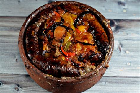 양고기 고기 쌀로 채워진 소시지 뭄바 내장 카와 레 족발 소 발 조리 된 신장 조각 오븐에서 조리 한 도자기 캐서롤에 하트 및 고환의 전통적인 이집트 혼합물 고기에 대한