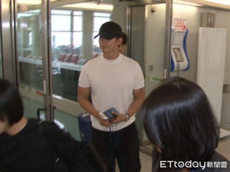 Eng Trans 2pm Ok Taecyeon Arrives In Taiwan Wearing A Plain White