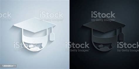 종이 회색과 검은 색 배경에 고립 된 글로브 아이콘에 졸업 모자를 잘라 세계 교육 기호 온라인 학습 또는 E러닝 개념 종이 아트