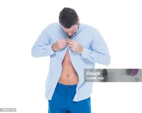 2029세 성인 잘생긴 남성 젊은 남성이 입고 있는 남성 정장 기쁘고 옷을 벗고 있는 한 사람 1인 허리 정면 보기 20 24