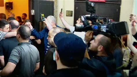 თბილისის საქალაქო სასამართლოში სადაც პოლიციელზე თავდასხმაში ბრალდებულ