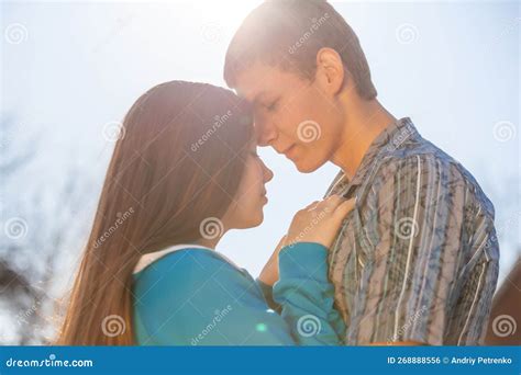 Feliz Pareja Joven Enamorada Al Aire Libre Foto De Archivo Imagen De Alegre Muchacha