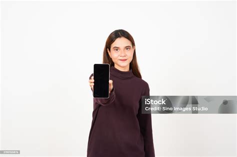 스마트 폰을 들고 카메라에 미소 짓고 흰색 배경에 고립 된 아름다운 아시아 여성의 광고 또는 애플 리케이션에 대한 빈 화면을 보여주고 제시 25 29세에 대한 스톡 사진 및