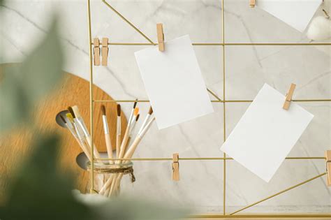 카드와 포스터는 그리드 보드에 업을 조롱 공간을 복사합니다 디자이너 힙스터 화가 사무실 테이블 장식 홈 오피스 데스크탑 프리랜서