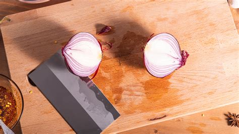 빨간 양파는 두 개의 반쪽으로 자르고 부엌 도마에 큰 다목적 칼 향신료 한 그릇 아시아 식 요리 건강한 생활방식에 대한 스톡 사진 및 기타 이미지 Istock