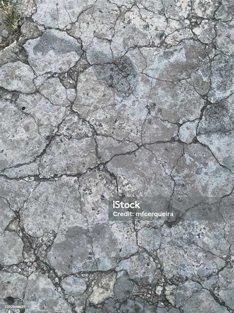 고르지 않은 표면 자연스러운 균열 및 미묘한 결함이 있는 거친 콘크리트 질감 산업 브루탈리즘 및 건축 디자인에 적합합니다 배경 3d 렌더링 및 원시적이고 견고한 시멘트