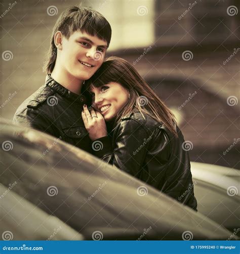 Feliz Pareja Joven Enamorada En La Calle De La Ciudad Foto De Archivo Imagen De Fresco Pelo