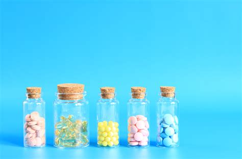 파란색 배경에 유리병에 담긴 비타민 비타민 B 복합체 비타민 C 및 오메가 3 0명에 대한 스톡 사진 및 기타 이미지 0명 개념 건강관리와 의술 Istock