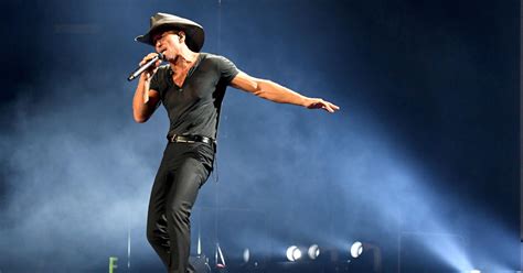 Country Singer Tim Mcgraw Collapses On Stage During Show In Ireland