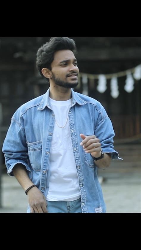 Lahiru Manuditha බොහෝ කවි ලියවුනේ උබටයි ඇස් මානයේ මැවුනු සිහිනයටයි අමාරුම තැන් දරාගත්තෙත්