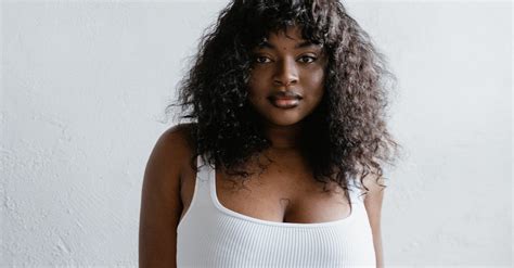 건강한 몸 검은 옷 곱슬머리 권한 부여 균형 잡힌 자세 독특한 스타일 라이프스타일 몸이 긍정적 인 미니멀리스트 스타일 부드러운 조명 사람 세련된 모습