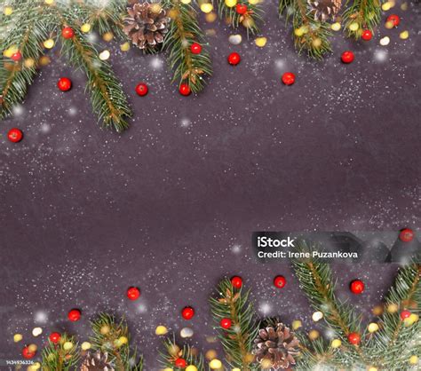 가문비 나무 전나무 가지 붉은 열매 돌 질감 배경에 눈 프레임 테두리 크리스마스 새해 구성 배경입니다 텍스트를 위한 공간입니다