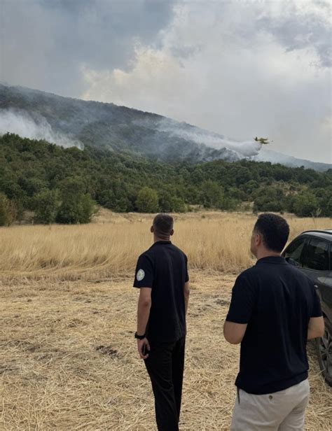 Директорот на Центарот за управување со кризи Мухамед Али и градоначалникот Блерим Сејдиу на