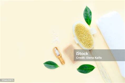 환경 재료로 만든 일회용 식기 종이 대나무 안경 칵테일 튜브 나무 포크와 칼 플라스틱 프리 컨셉 친환경 조리기구 재활용 재료의 폐기물 제로 생산 0명에 대한 스톡 사진 및